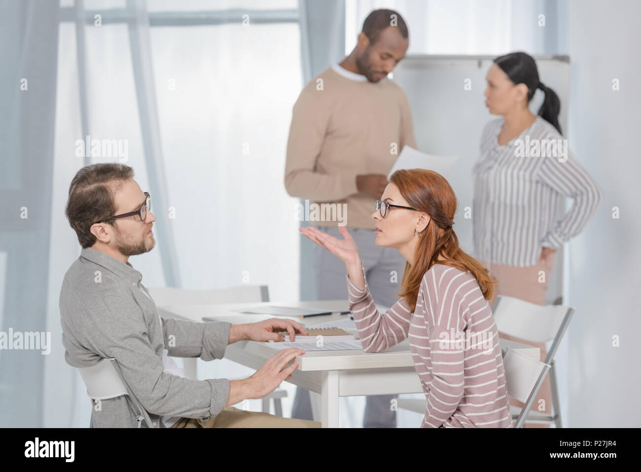 People talking working together hi-res stock photography and images - Alamy