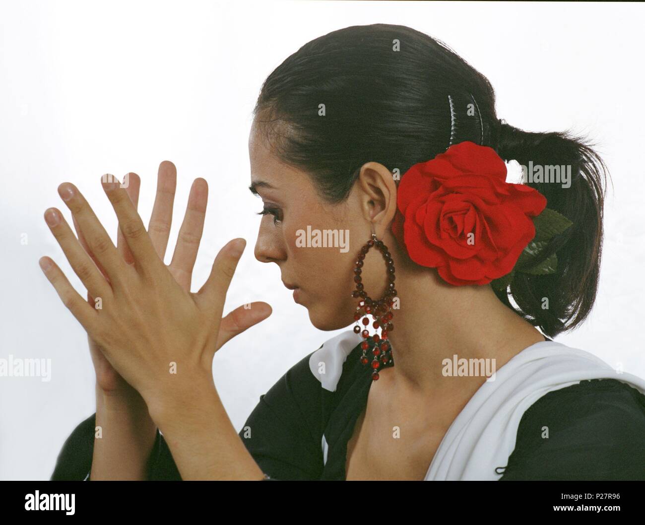 Profile view of a flamenco woman clapping her hands Stock Photo - Alamy