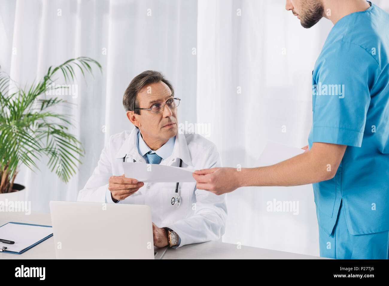 Giving documents hi-res stock photography and images - Alamy