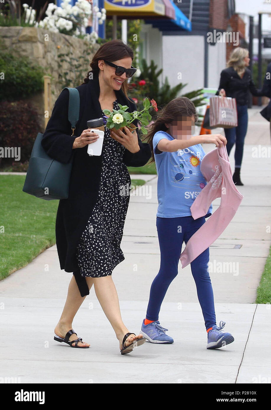 Jennifer Garner goes to church in Pacific Palisades on Mother's Day ...