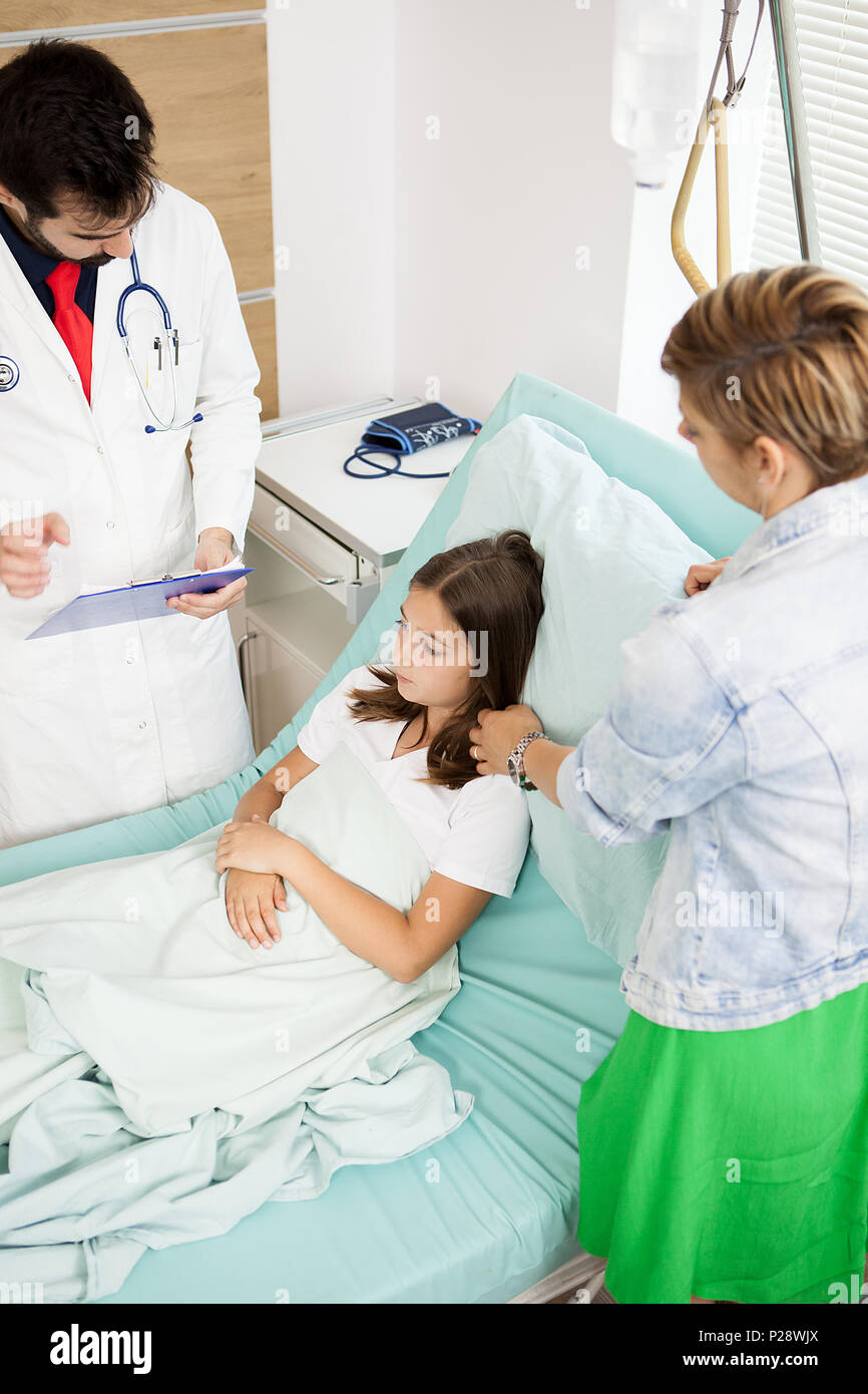 Doctor visiting patient girl Stock Photo - Alamy