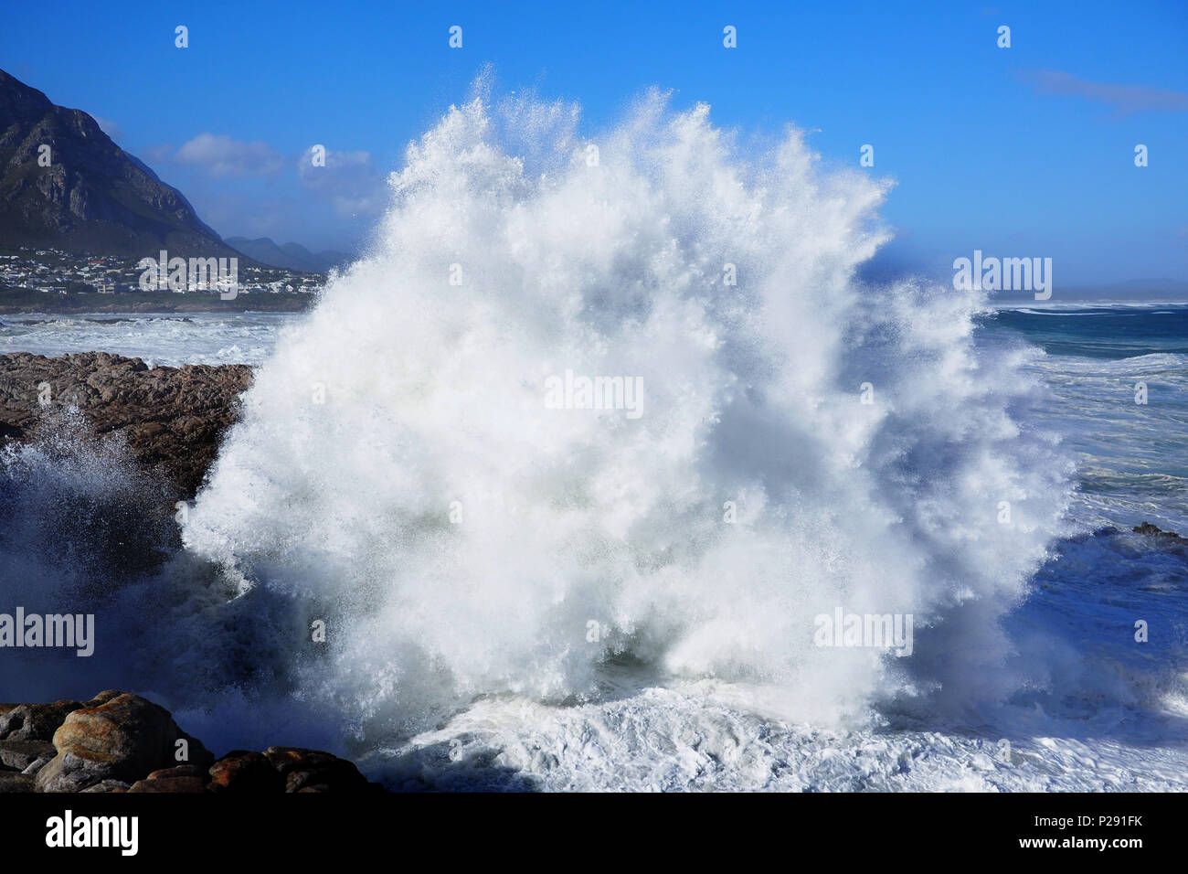 Shoreline wave crash sea water hi-res stock photography and images - Alamy