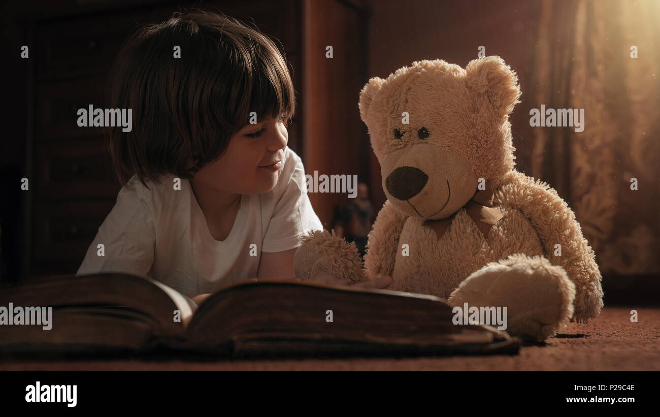 Vintage boy reading hi-res stock photography and images - Alamy