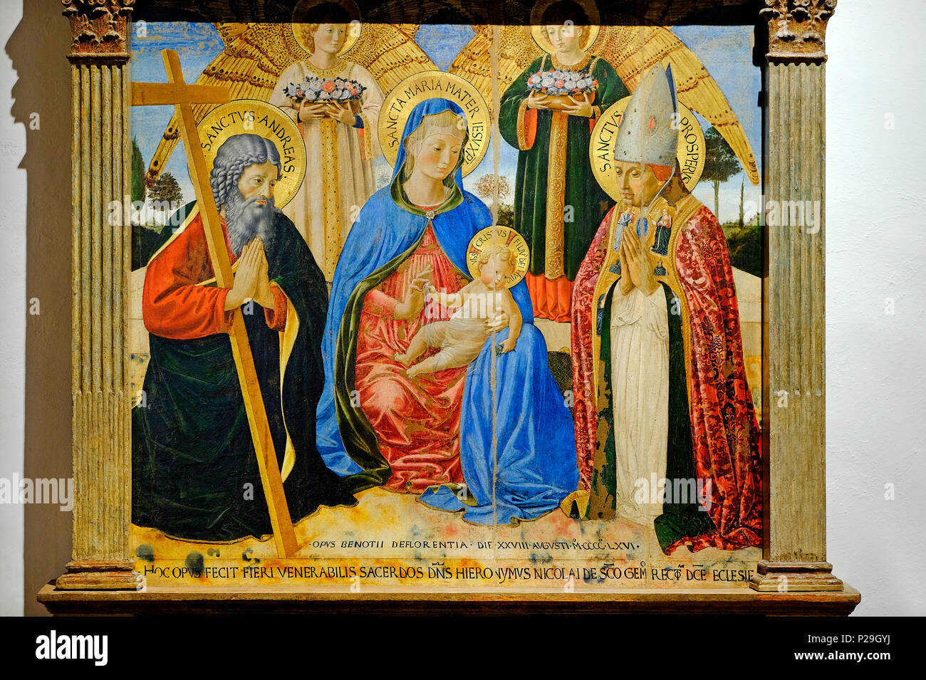 Golden altarpiece hi-res stock photography and images - Alamy