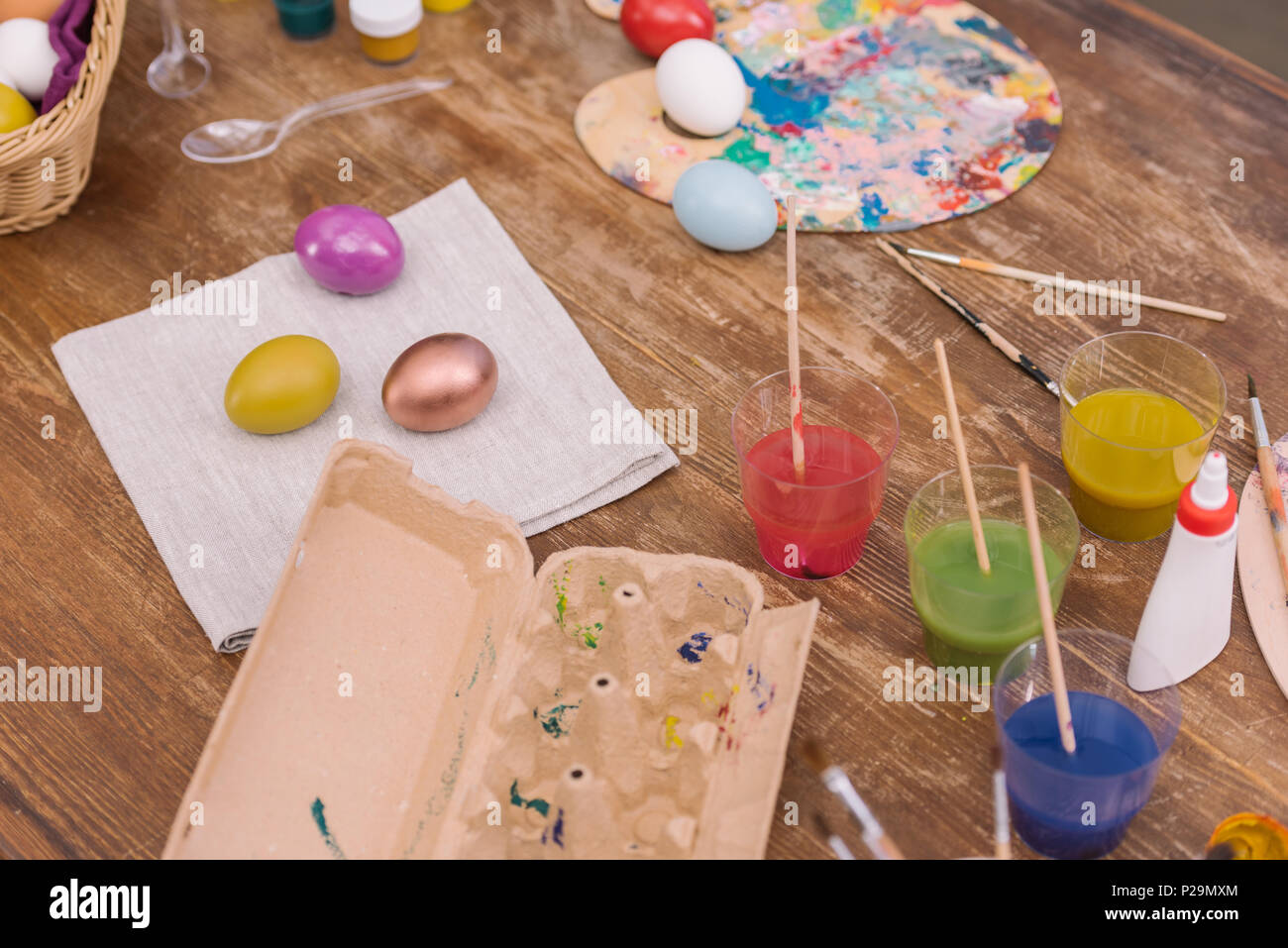 empty egg tray and painted chicken eggs for easter on tabletop Stock ...