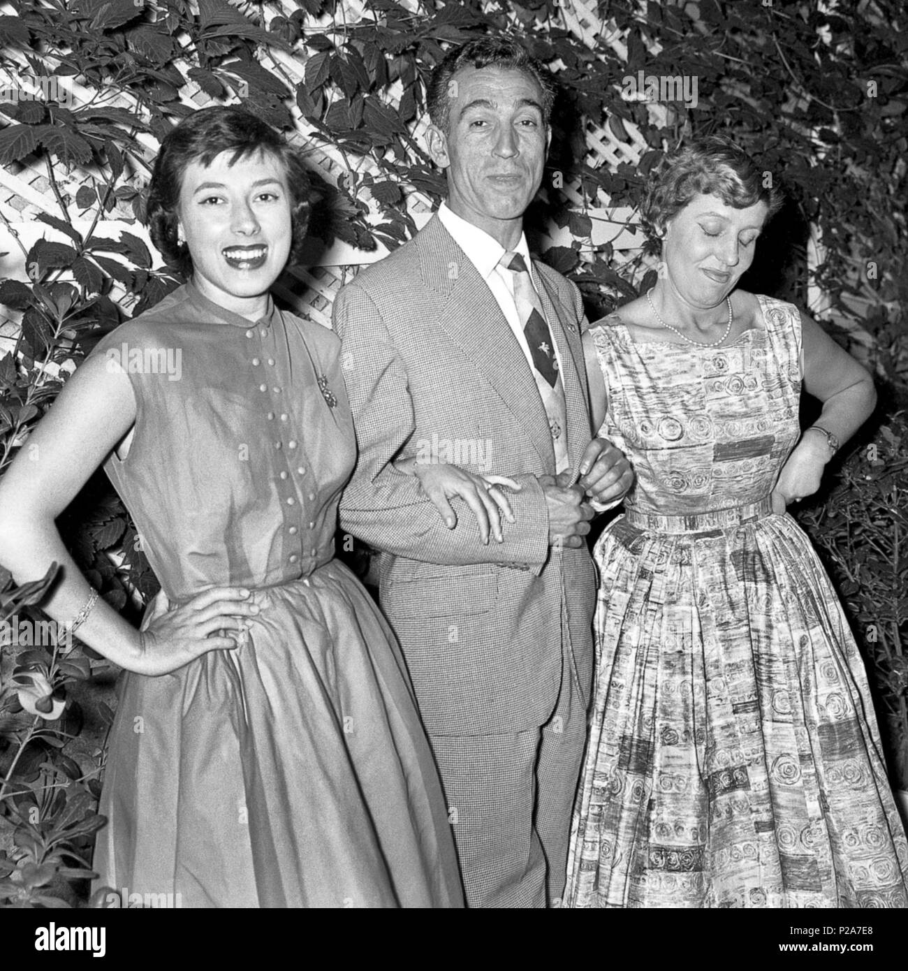 El humorista español Miguel Gila cogiendo a dos mujeres. Fotografía de ...