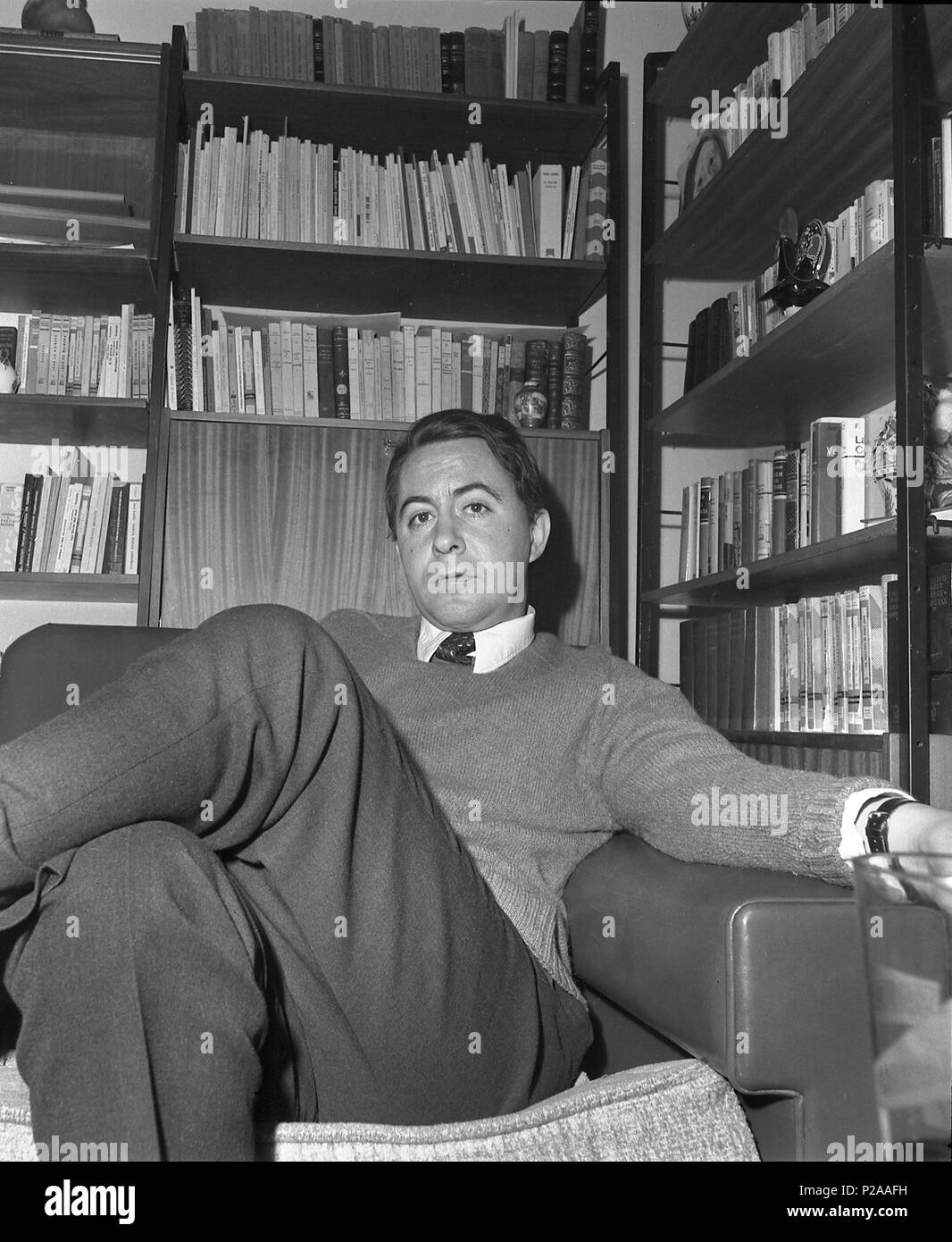 El poeta español Claudio Rodríguez retratado en su casa de Madrid el ...