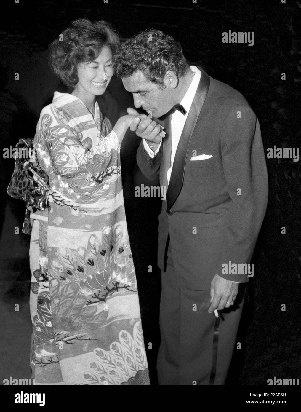 El actor español Jorge Mistral con la actriz japonesa Kishi Keiko ...