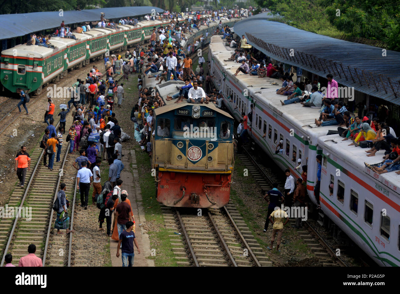 Dhaka, Bangladesh . 14th June, 2018. People sit on the roof of train ...