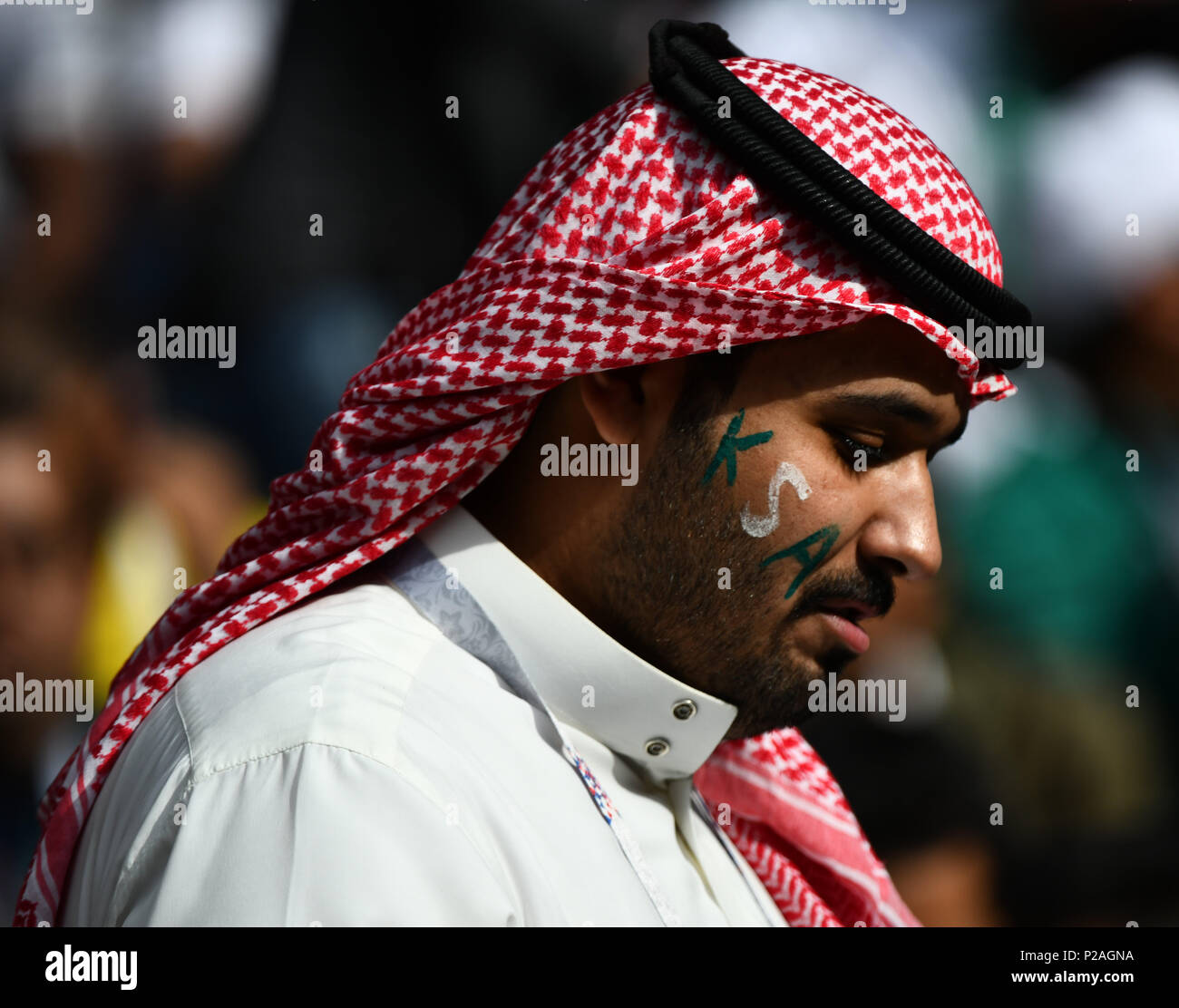 Saudi arabia national dress hi-res stock photography and images - Alamy