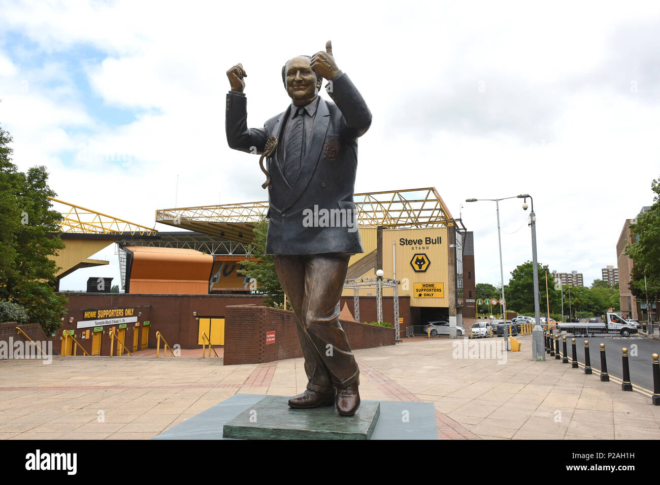 Wolverhampton Wanderers Football Club unveiled a statue of the clubs ...