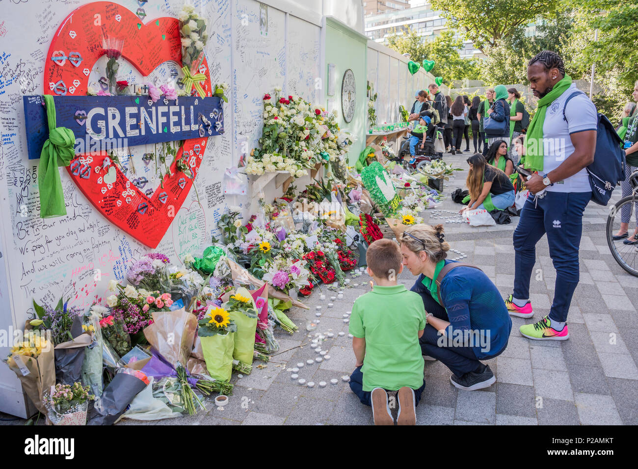 Tributes for grenfell tower hi-res stock photography and images - Alamy