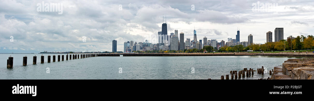 The Fullerton Avenue beach. Chicago city skyline viewed from Stock ...