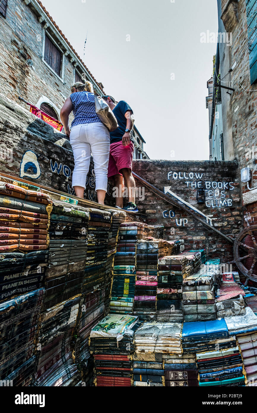 Librería acqua alta hi-res stock photography and images - Alamy