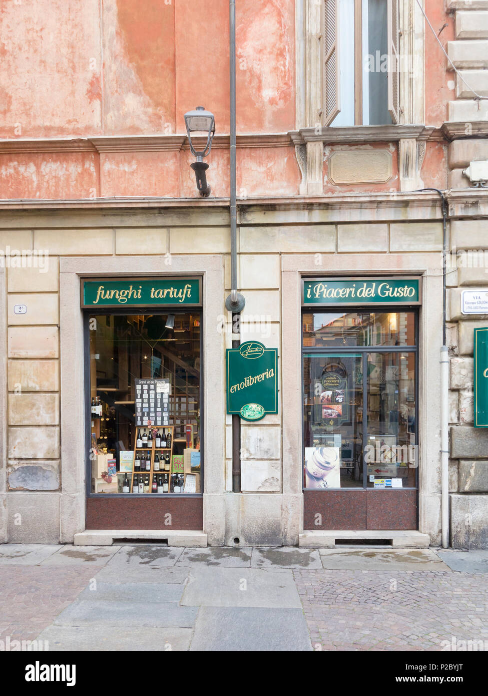 Deli shop front hi-res stock photography and images - Alamy
