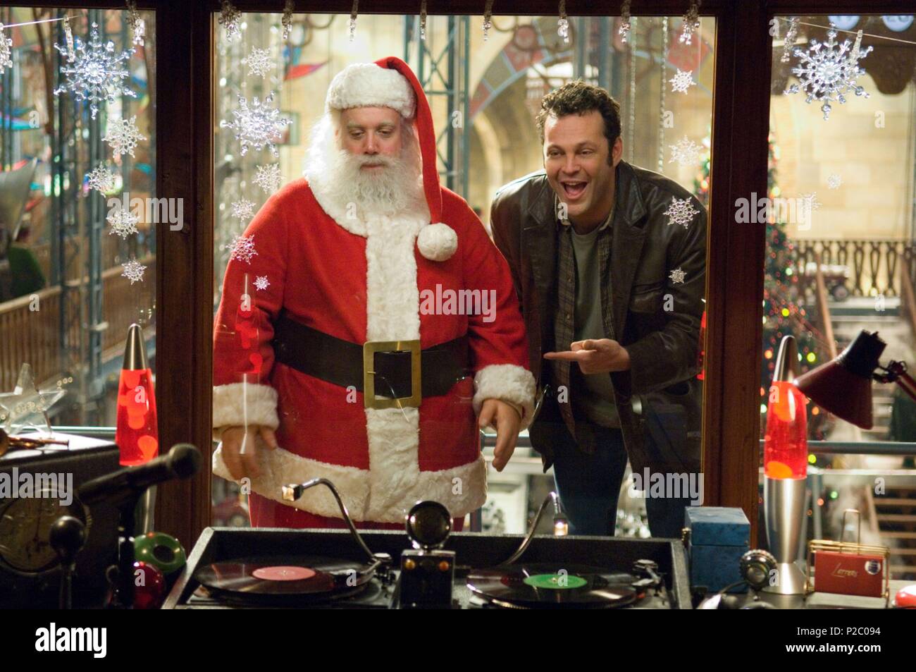 Paul giamatti fred claus hi-res stock photography and images - Alamy