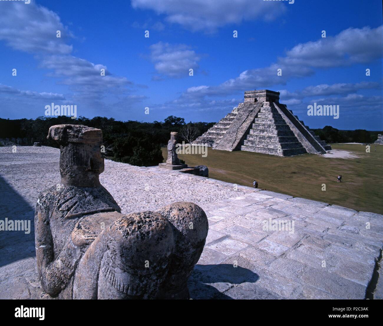 Mexico.Yucatan.Z.A. de Chichen Itza.Cultura Maya.Chac-mol en el Templo ...