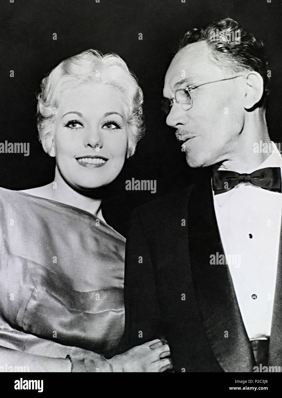 Description: Kim Novak con su padre Joseph Novak.. Stars: KIM NOVAK ...