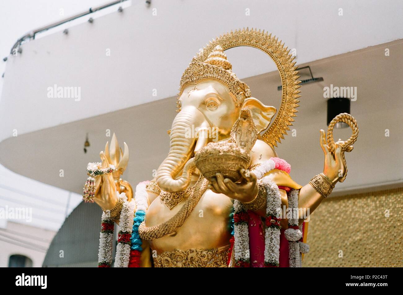 Golden elephant sculpture hi-res stock photography and images - Alamy