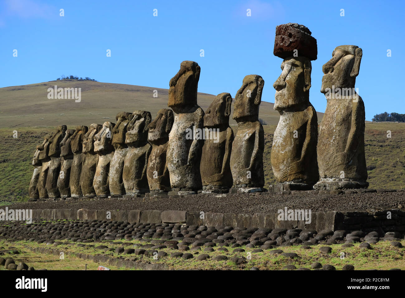 Stunning view of 15 huge Moai statues of Ahu Tongariki with Poike ...