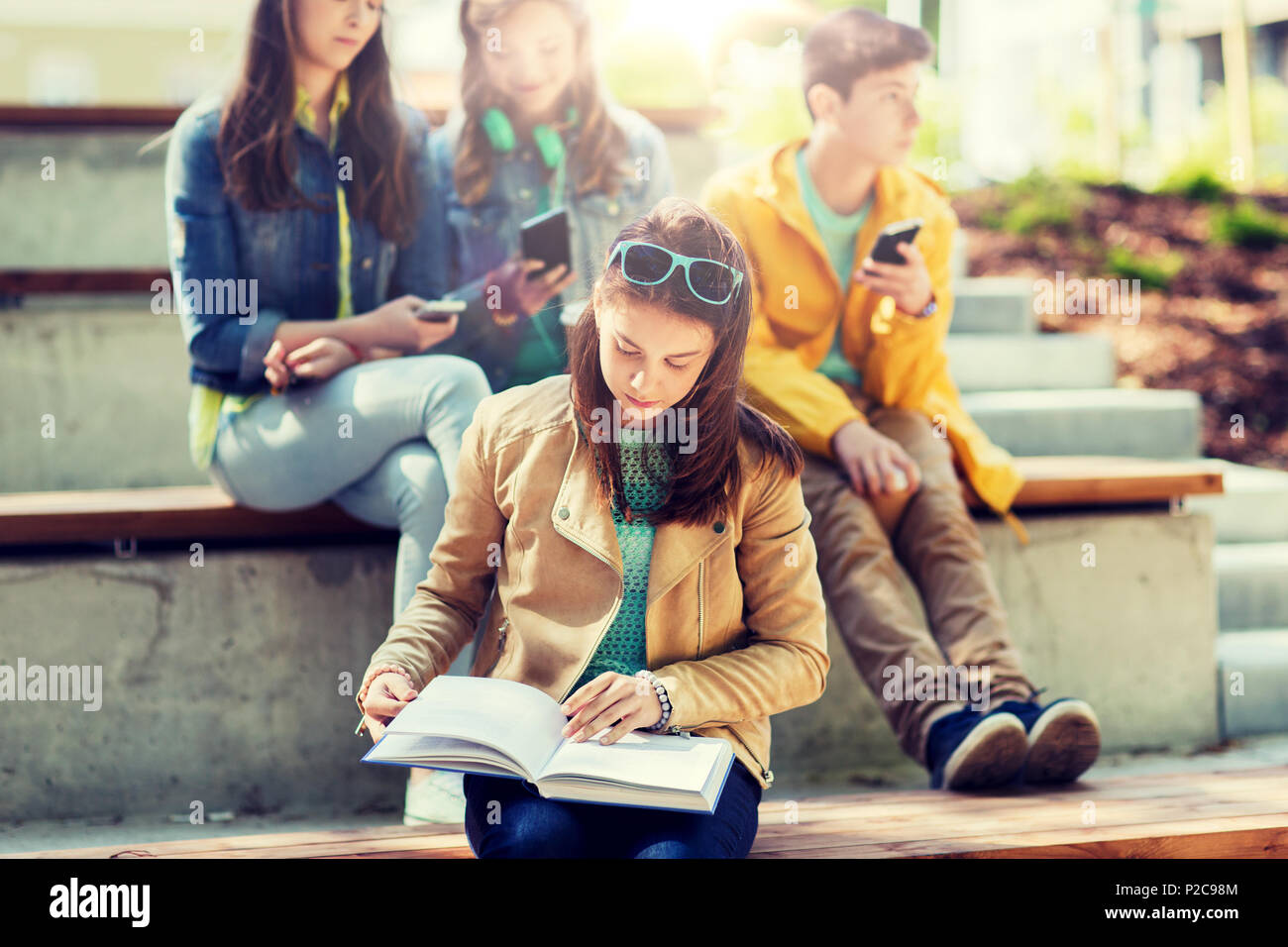 High school girl reading hi-res stock photography and images - Alamy