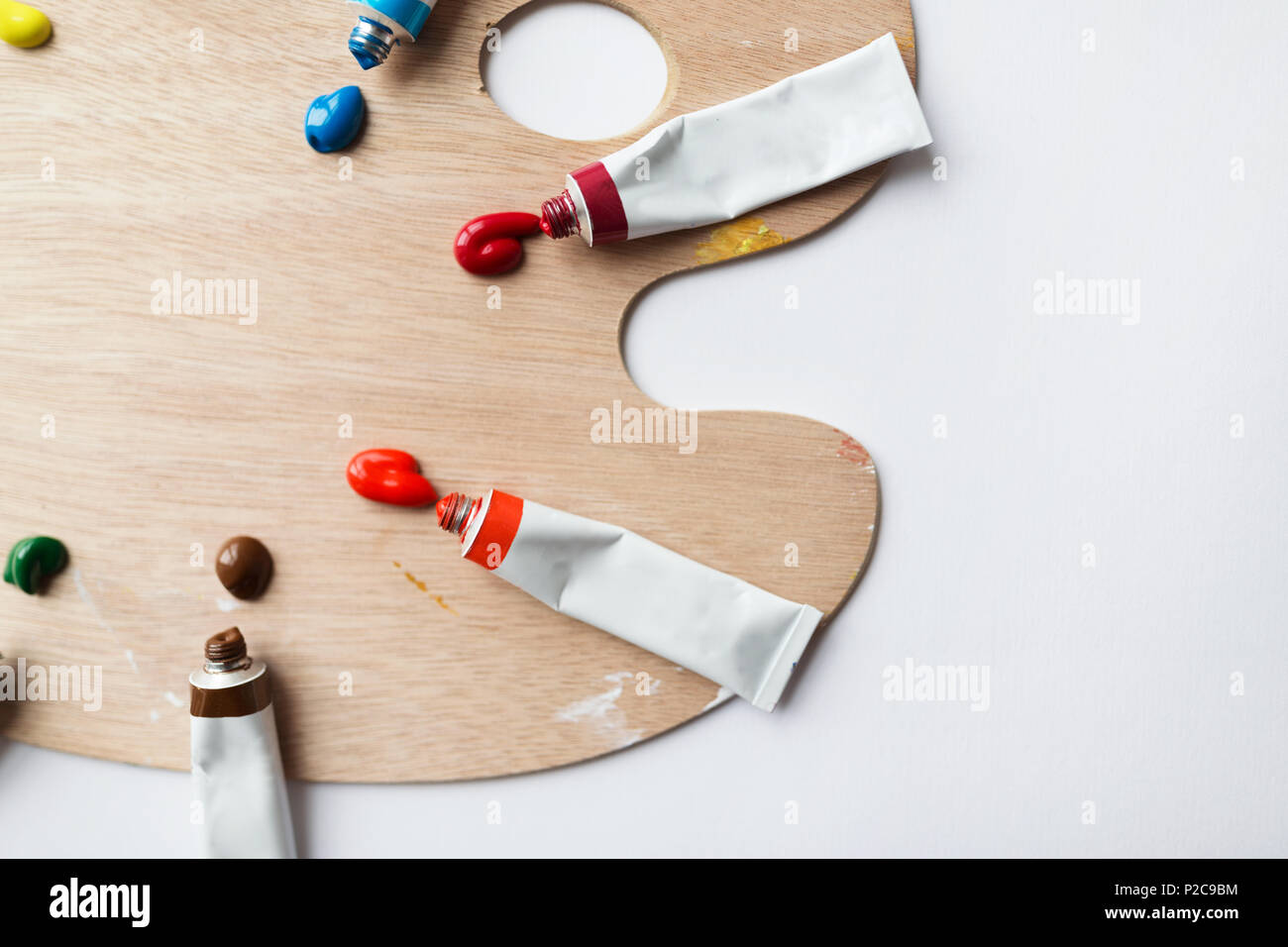 palette and acrylic color tubes or paint Stock Photo - Alamy