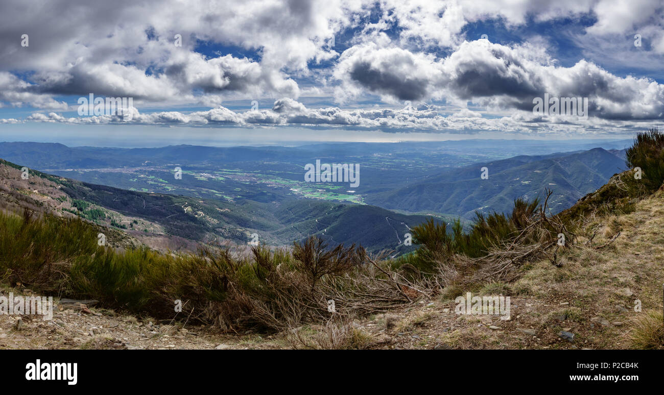 Top view deep valley hi-res stock photography and images - Alamy
