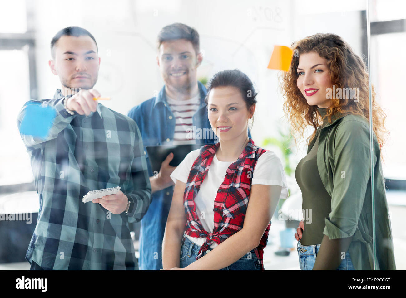 Meeting writing creative team hi-res stock photography and images - Alamy