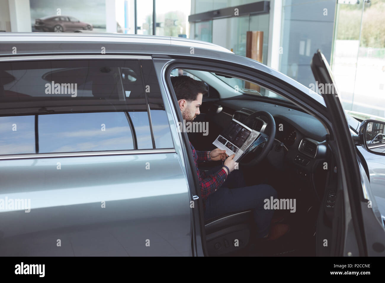 Car showroom inside car hi-res stock photography and images - Alamy