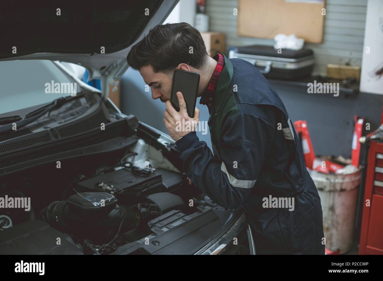 Mobile Car Mechanic High Resolution Stock Photography and Images - Alamy