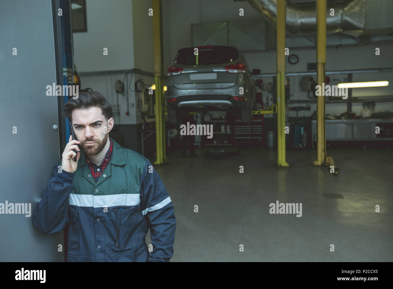 Mechanic talking on phone hi-res stock photography and images - Alamy