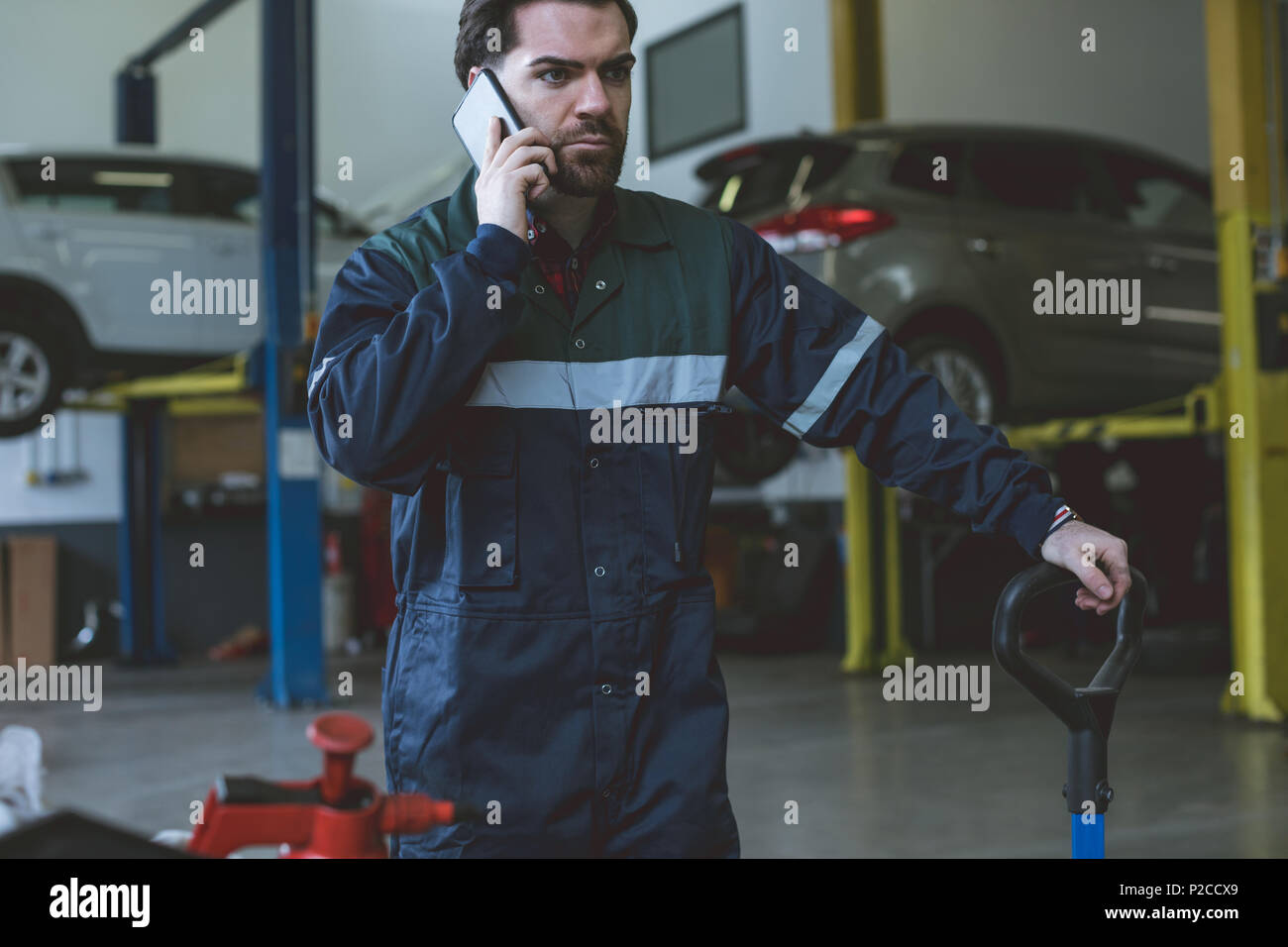 Mechanic talking on phone hi-res stock photography and images - Alamy