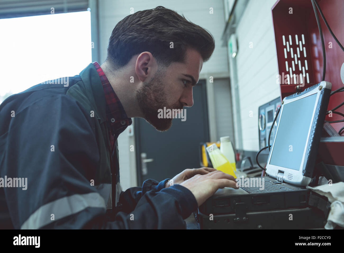 Mechanic using computer auto repair hi-res stock photography and images ...