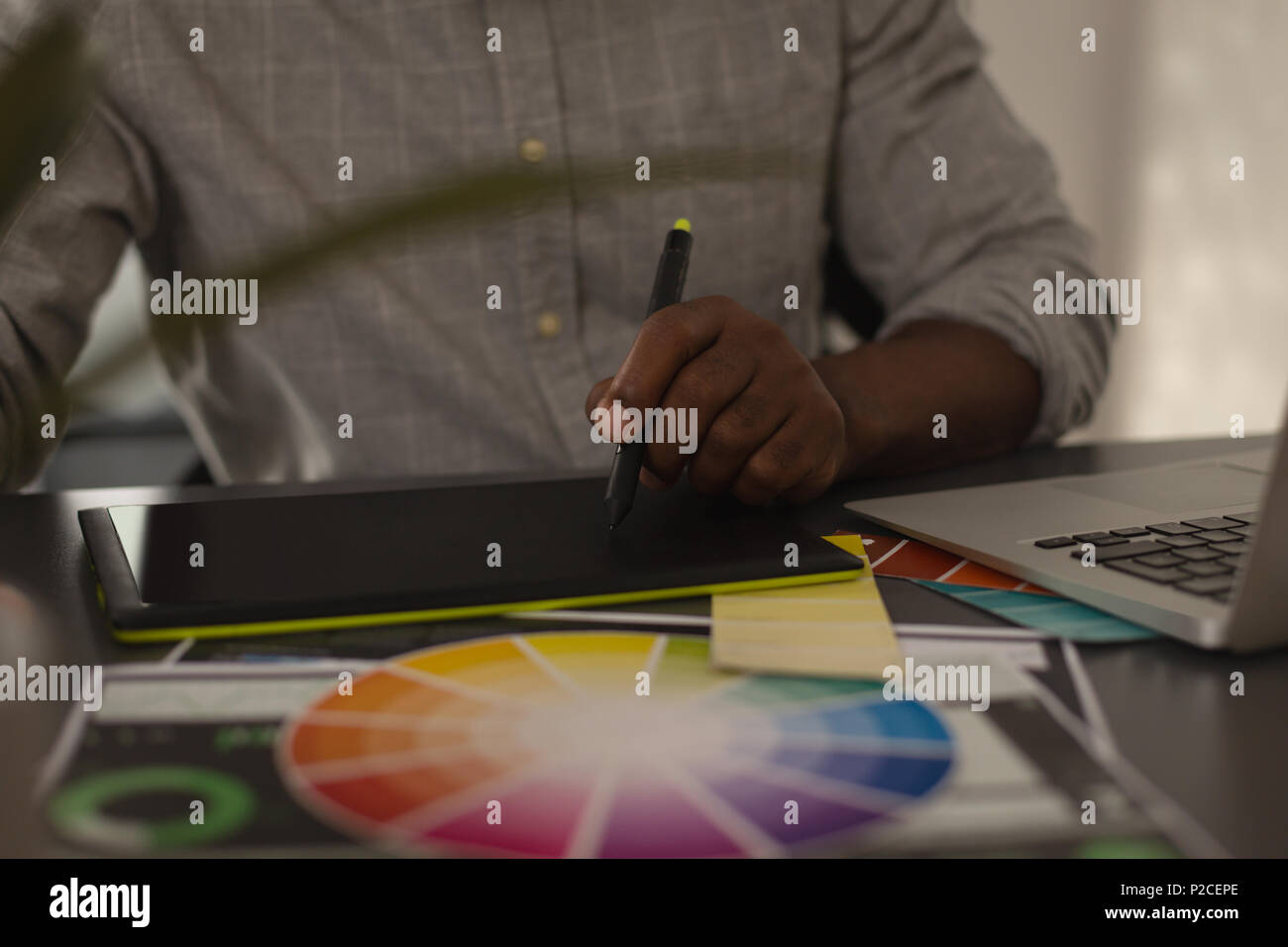 Graphic designer hi-res stock photography and images - Alamy