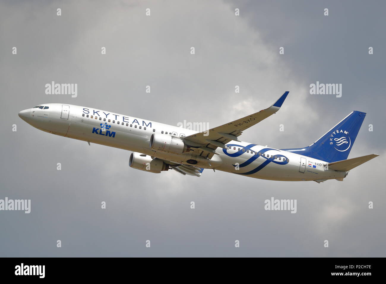 Klm royal dutch airlines 737 taking off from heathrow airport hi-res ...
