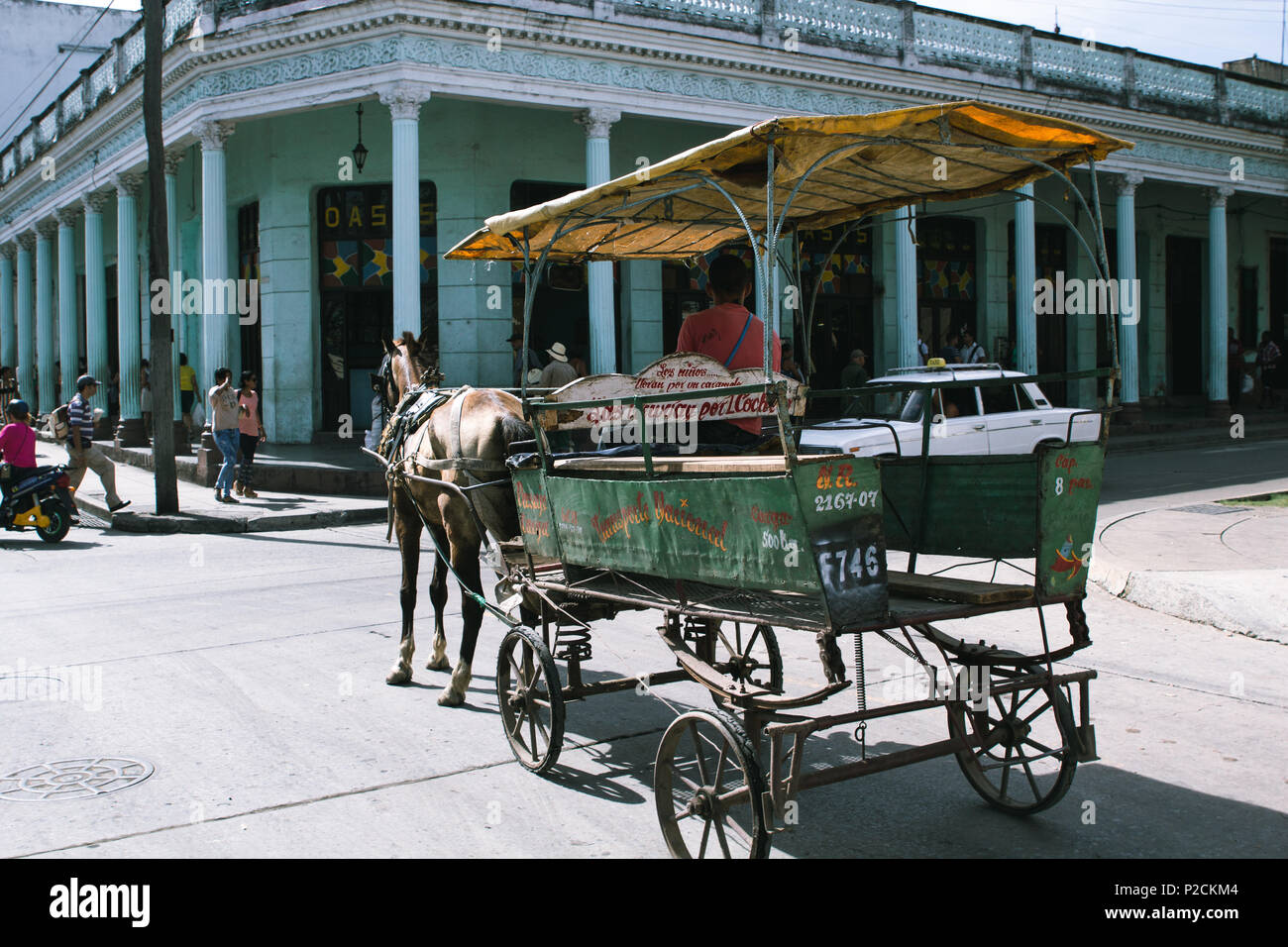 A carriage in front of a colonial style building in Cuba Stock Photo ...