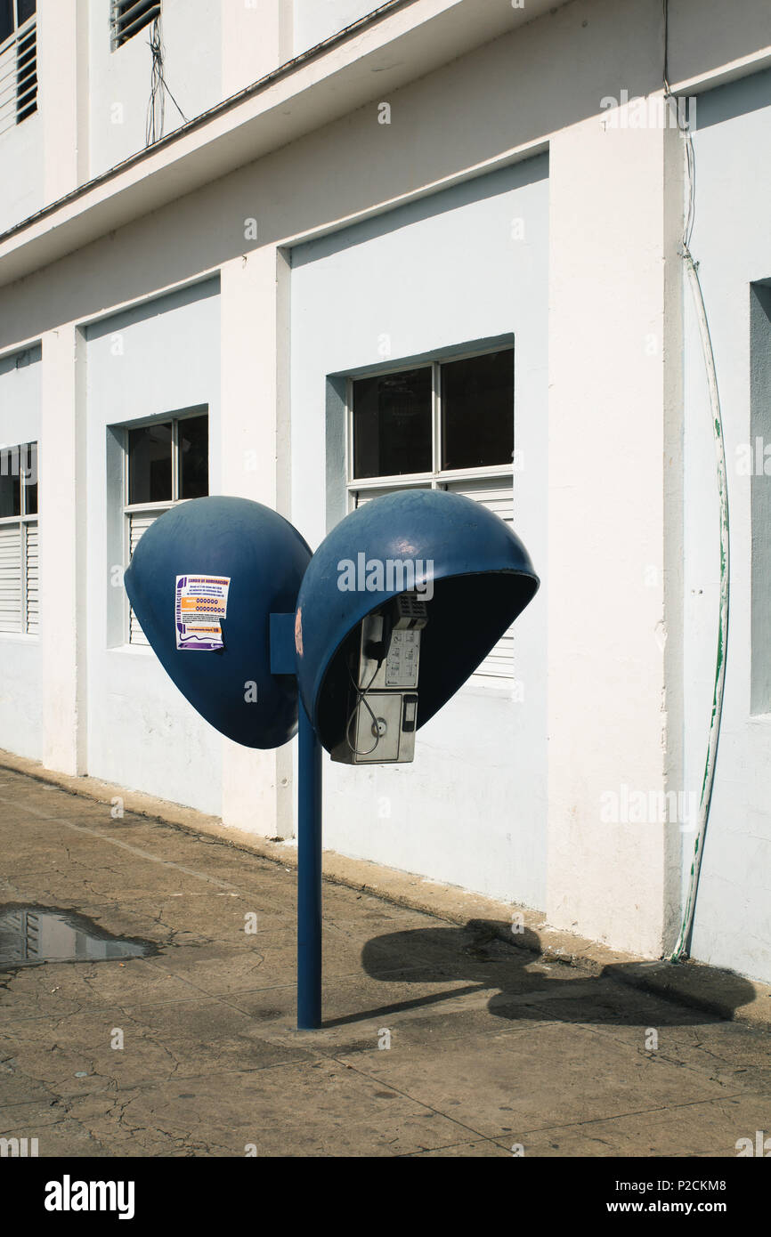 Phone booth cuba hi-res stock photography and images - Alamy