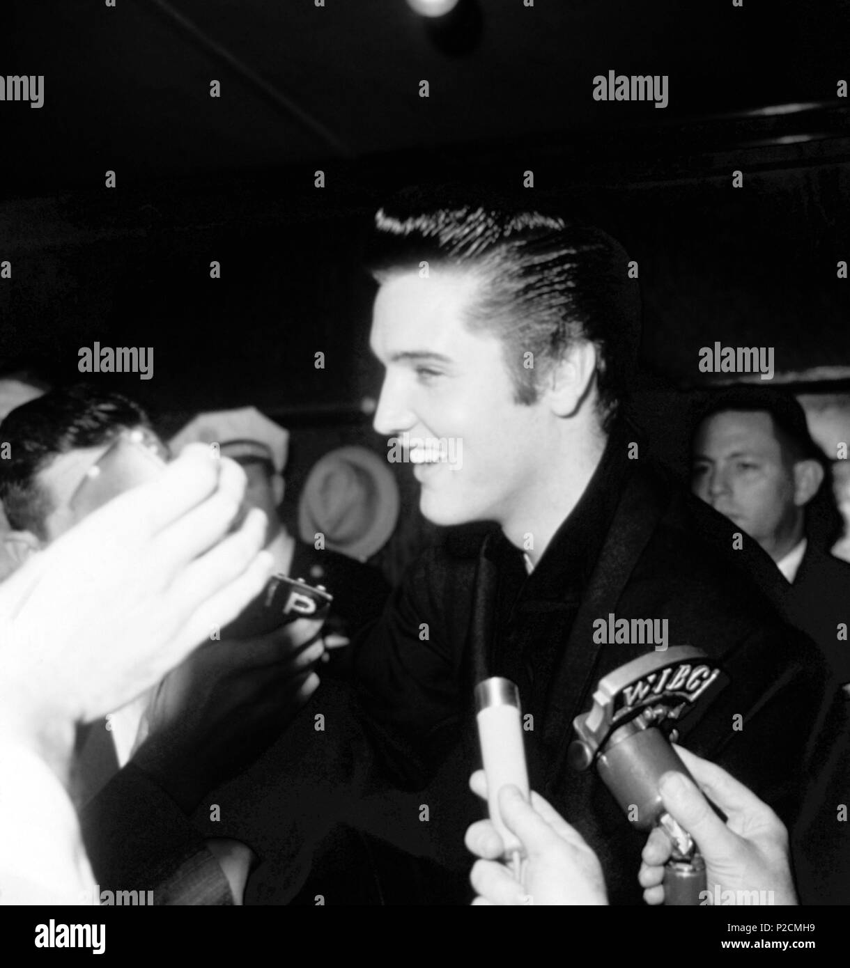 The American singer Elvis Presley with some reporters Stock Photo - Alamy