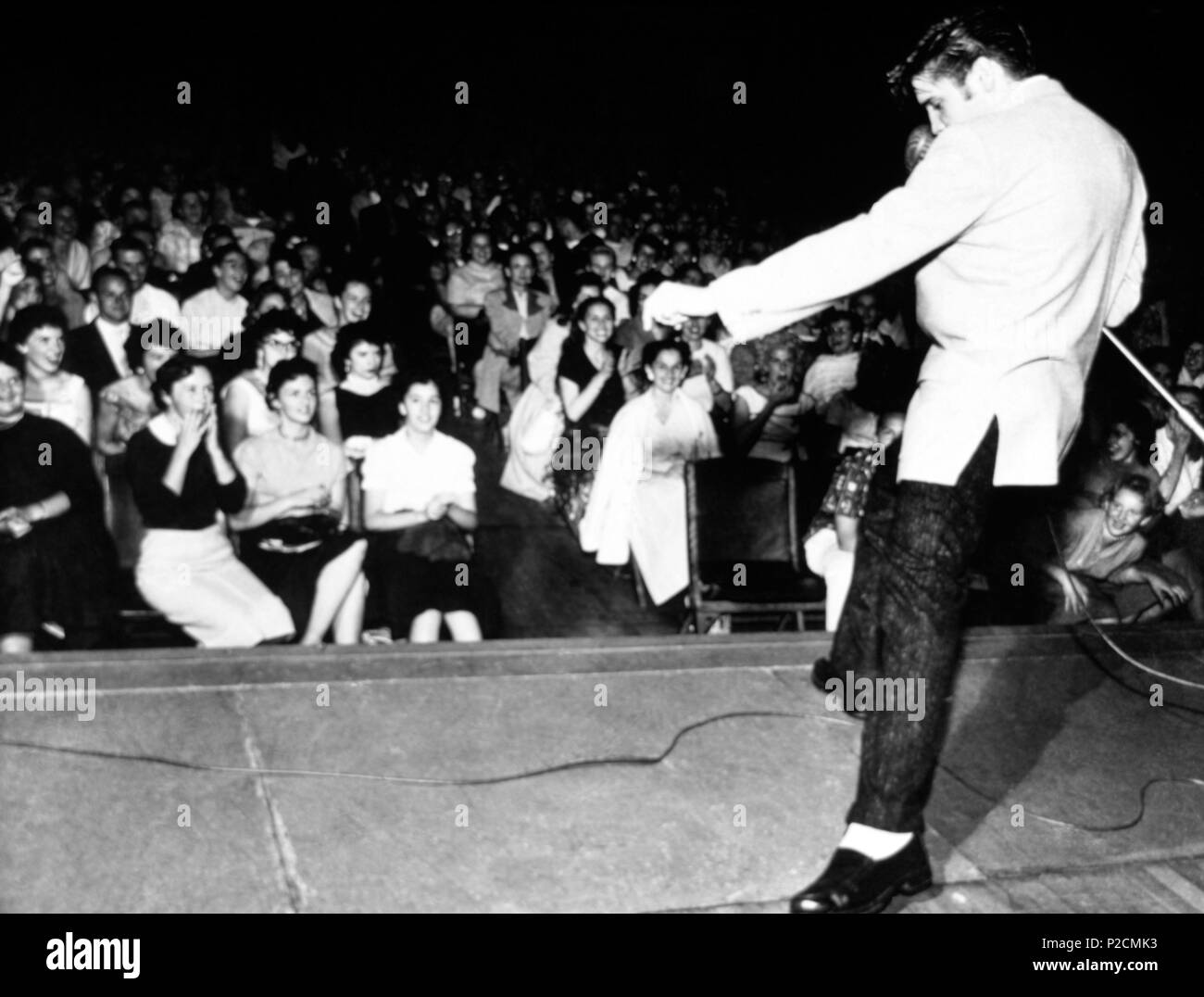 Elvis presley performing hi-res stock photography and images - Alamy