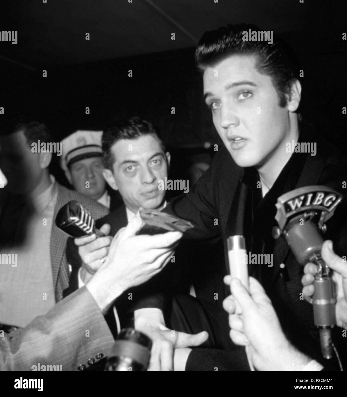 Surrounded by journalists hi-res stock photography and images - Alamy