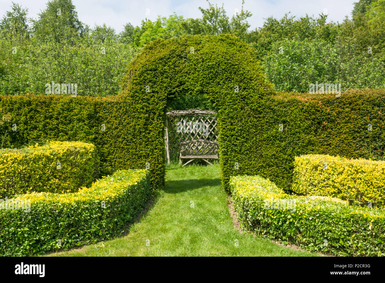 Yew hedge with arch hi-res stock photography and images - Alamy