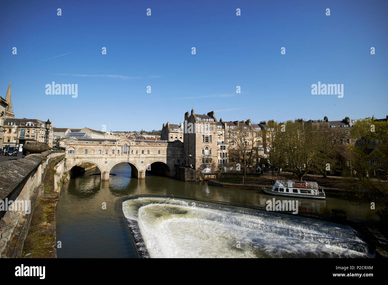The pulteney bridge pulteney weir on the river avon in Bath city centre ...