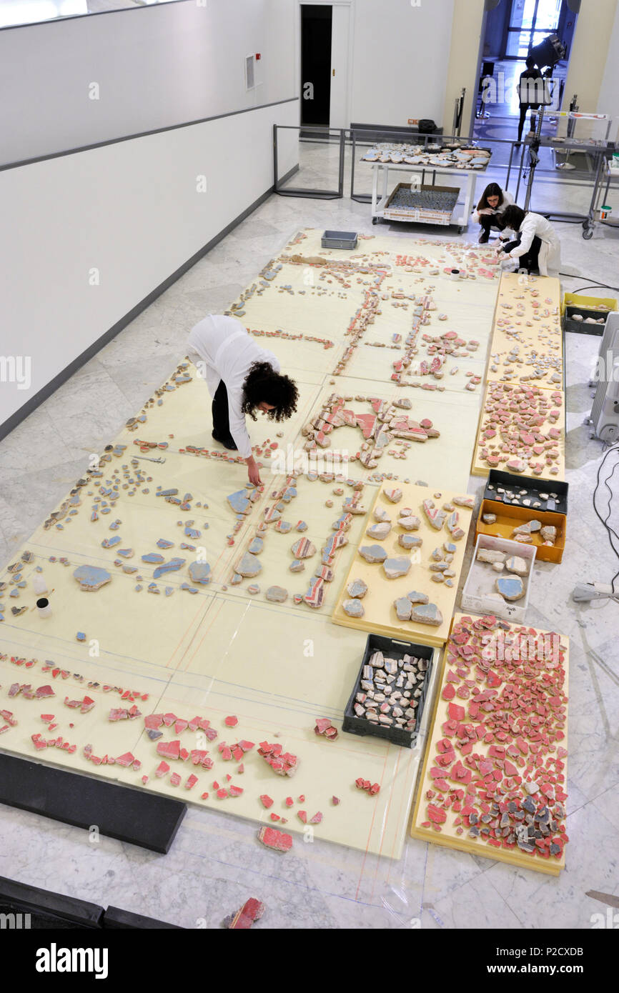 Reconstruction of the painting plasters from the calidarium walls of a ...