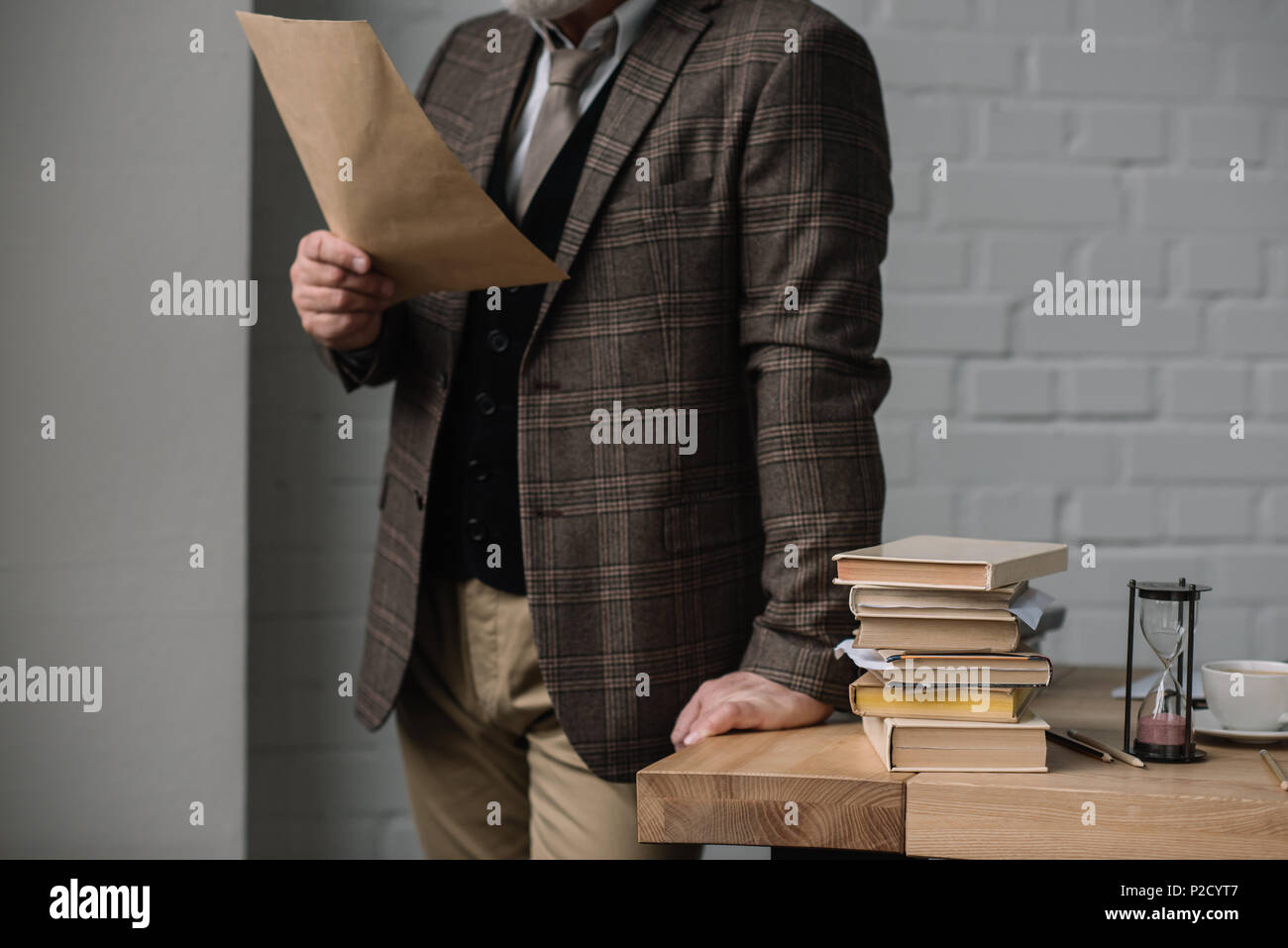 Man reading letter hi-res stock photography and images - Alamy