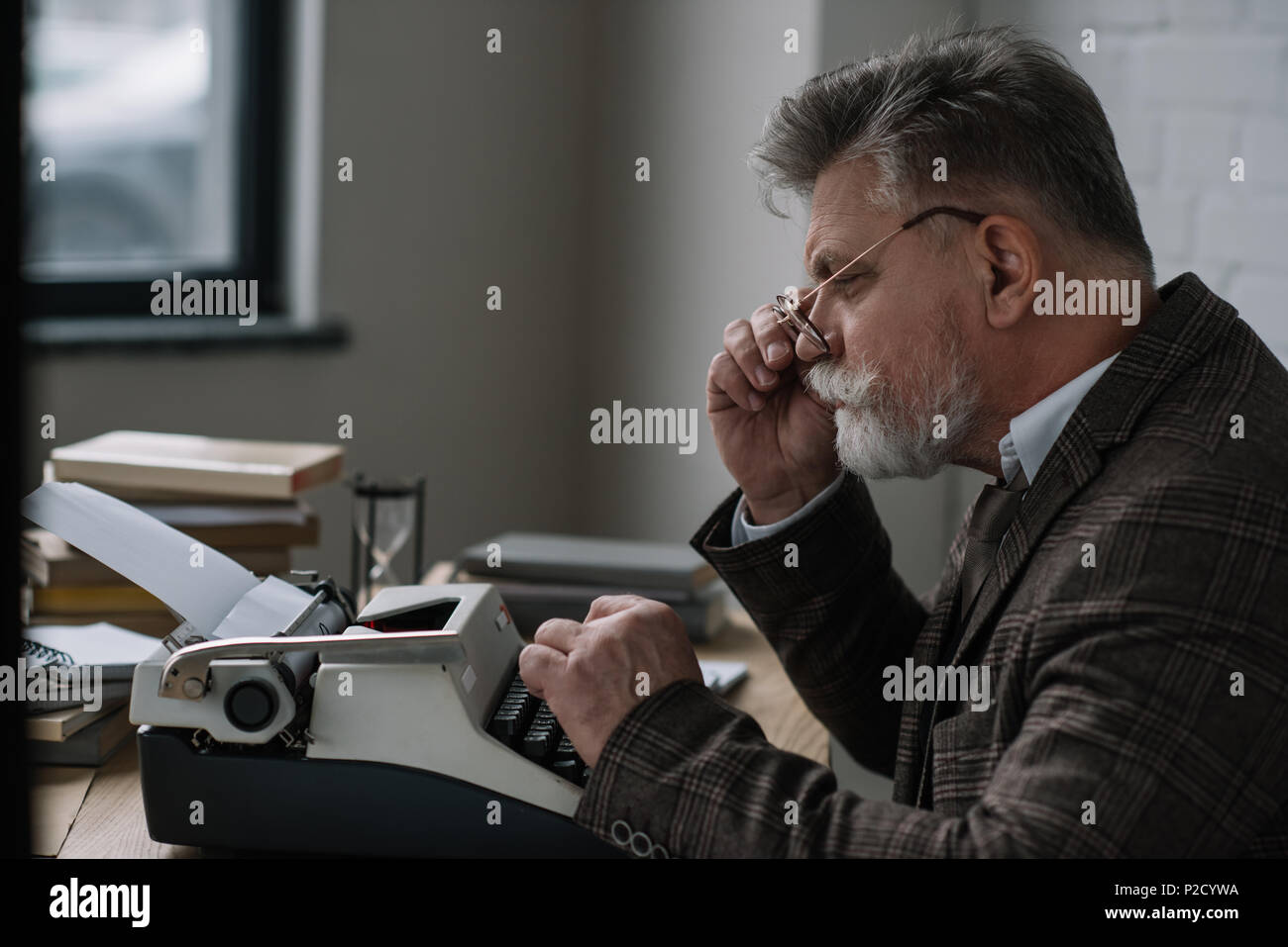 Senior writer hi-res stock photography and images - Alamy