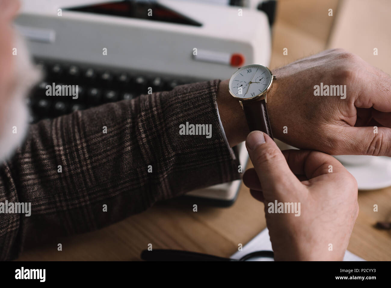 Putting paper typewriter hi-res stock photography and images - Alamy
