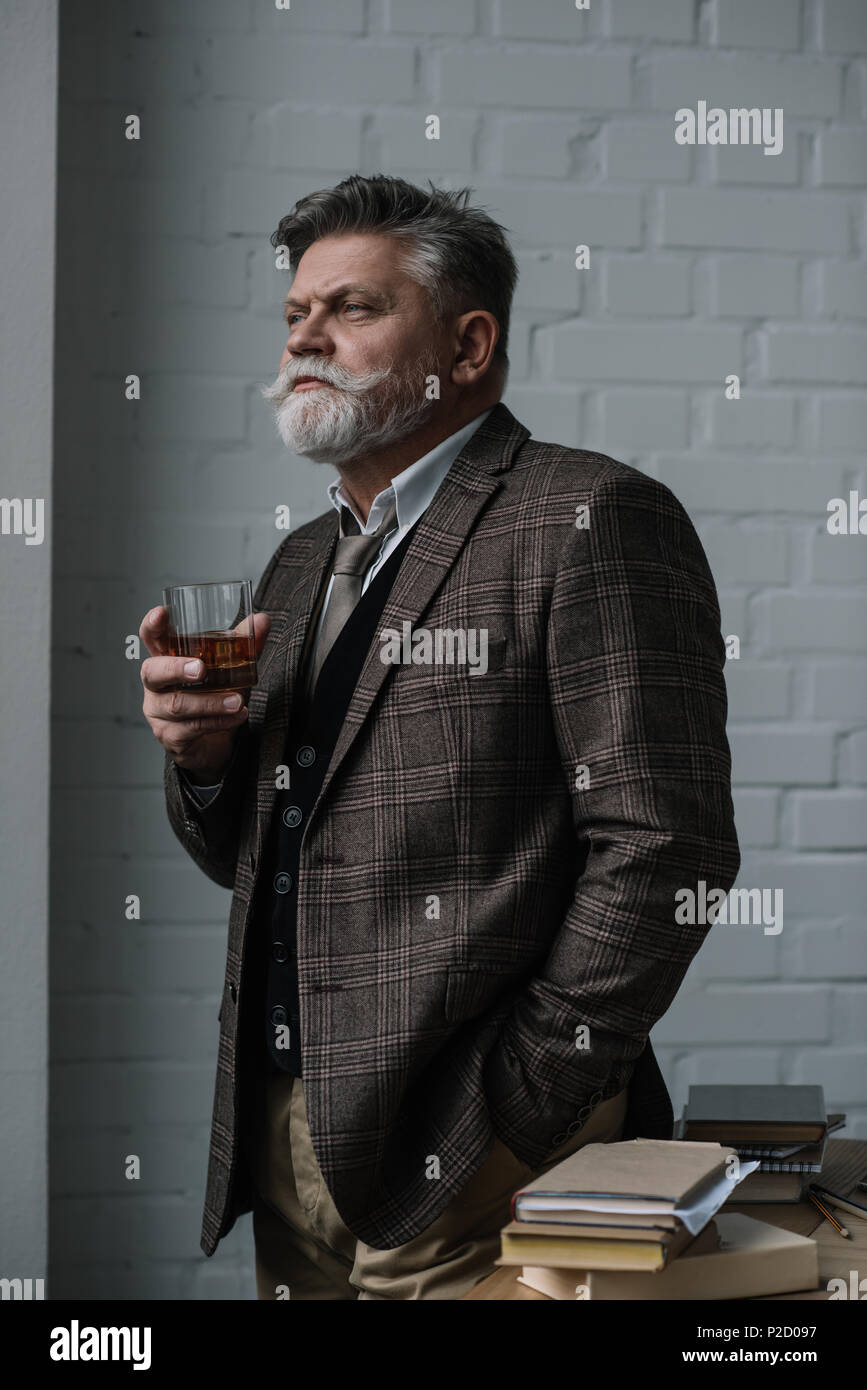 Old man in tweed suit hi-res stock photography and images - Alamy