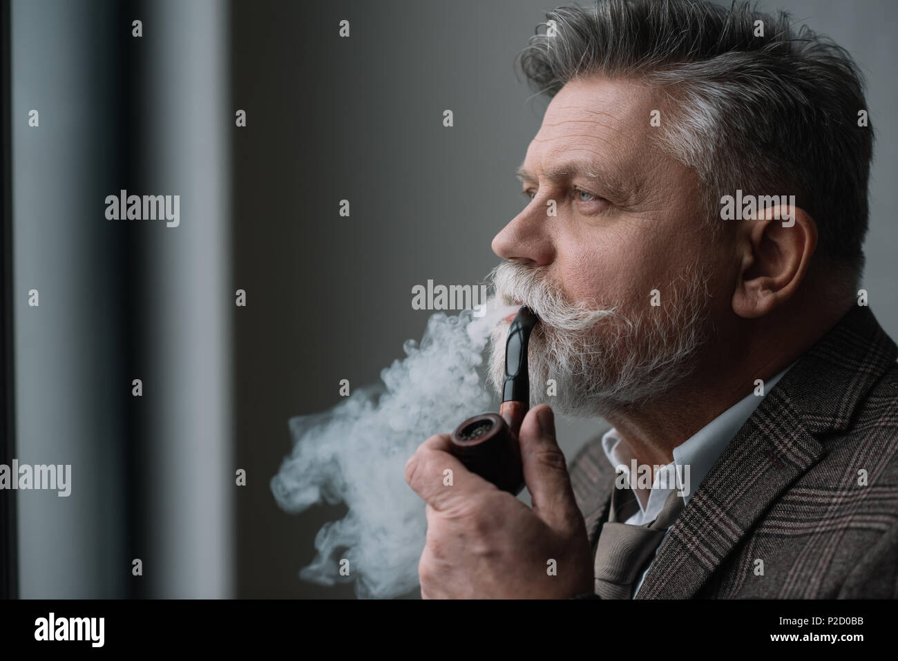 bearded senior man in tweed costume smoking pipe Stock Photo - Alamy