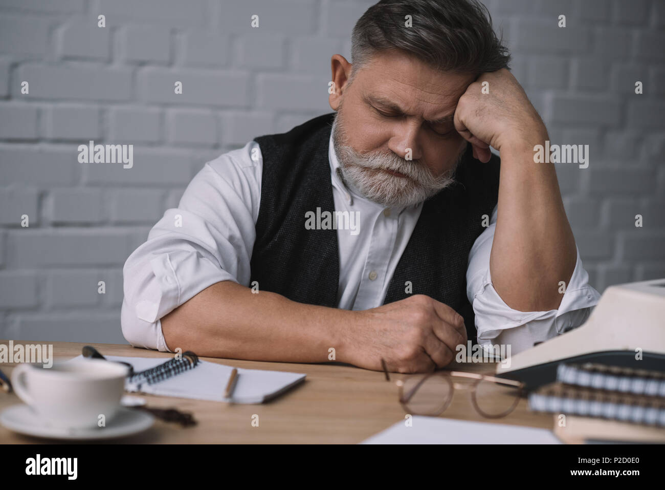 Senior writer hi-res stock photography and images - Alamy
