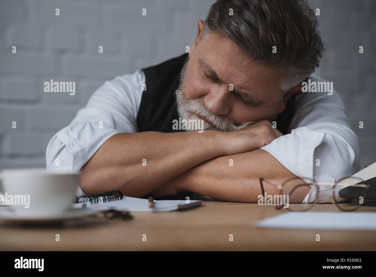 Senior writer hi-res stock photography and images - Alamy